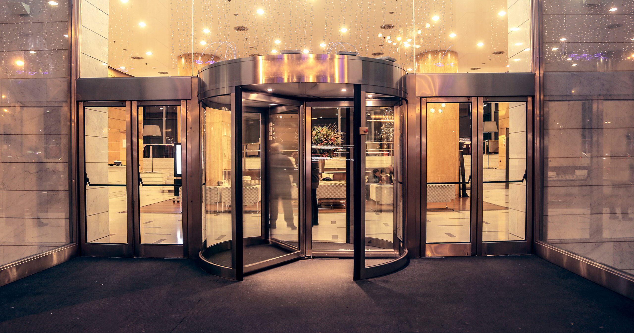 Glass-walled hotel interiors – how does SONTE film combine aesthetics ...